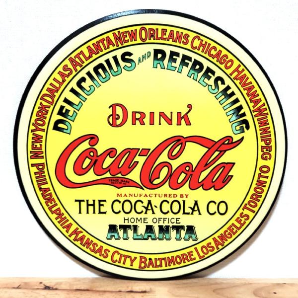 「ラウンドメタルサイン"COCA-COLA Thirst Quenching"」コカコーラのレトロ感漂うブリキ看板です！コカ・コーラの象徴的なロゴが特徴で、ビンテージ感溢れるデザインが、どんなインテリアにも洗練されたアクセントを加えます。こ...