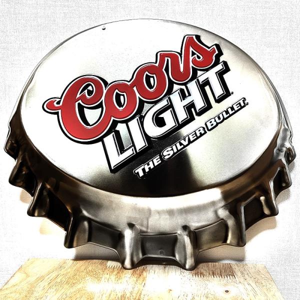 「エンボスメタルサイン COORS LIGHT BOTTLE CAP」クアーズのボトルキャップ型のレトロでおしゃれなブリキ看板です！ビール好きな方やカフェやバーなどお店のインテリアにもおすすめです。エンボス加工（凹凸加工）を屈した立体的デザ...