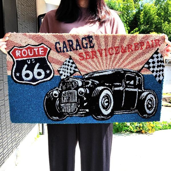 「コイヤーマット 66 GARAGE」ROUTE66のロゴとレトロなクラッシックカーのデザインがおしゃれな玄関マットです。玄関先を楽しいビーチリゾートの雰囲気に変えてくれます。アメリカン雑貨が好きな方にもってこいなデザインです。全てのコイヤ...