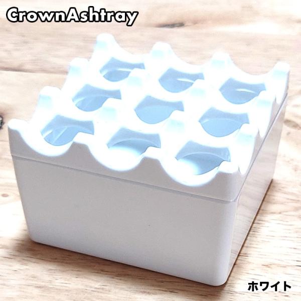 「CROWN ASHTRAY white」コンパクトな卓上灰皿です。お洒落でかわいいスクエア型デザイン。シンプルで使いやすいホワイトカラー。メラミン樹脂製なので軽くてお手入れも簡単♪プレゼントにもおすすめです。いかがでしょうか。■カラー：ホ...