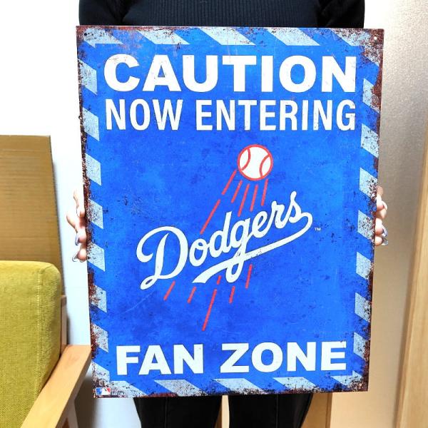 【ティンサイン LA Dodgers "Fan Zone"】プロ野球チーム、ロサンゼルス・ドジャースのブリキ看板です！こちらは正規ライセンス品でUSA製の看板です。ヴィンテージ風なデザインがアメリカンでおしゃれな仕上がりです。また、四方に穴...