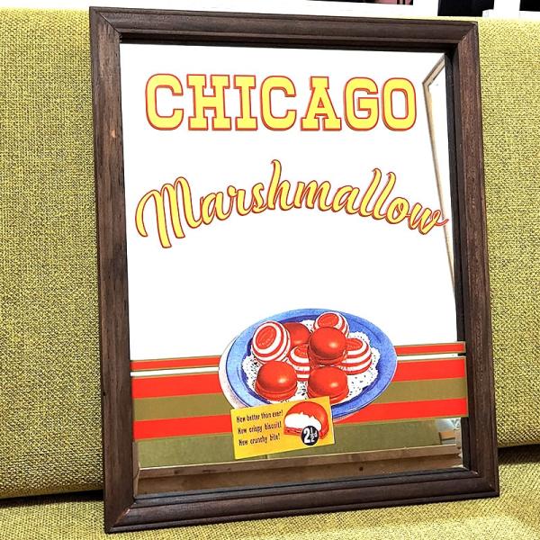 【パブミラー CHCAGO Marshmallow】アメリカンな雰囲気漂う、お洒落な木製のパブミラーです。CHICAGO marshmallowの文字とポップで可愛いお菓子が目を惹くデザイン！使いやすいデザインなので、日常使いはもちろん、店...