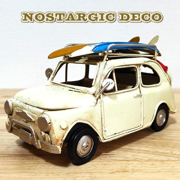 「ノスタルジックデコ FT アイボリー」ポップなデザインのおしゃれなヴィンテージカーです。積まれたサーフボードや浮き輪がかわいらしいデザイン。表面はビンテージ加工がされて、ブリキの素材感が味のある仕上がりです。ビンテージ加工されたミニチュア...