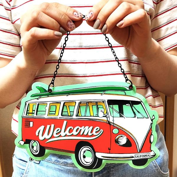 「エンボス WELCOMEプレート サーフワゴン レッド」エンボス加工の吊り下げ式サーフワゴン型ウェルカムプレートです。ビーチや波乗りをイメージさせるお洒落なデザインです。吊り下げるだけなので、簡単におしゃれな空間に変えられます！カフェやバ...