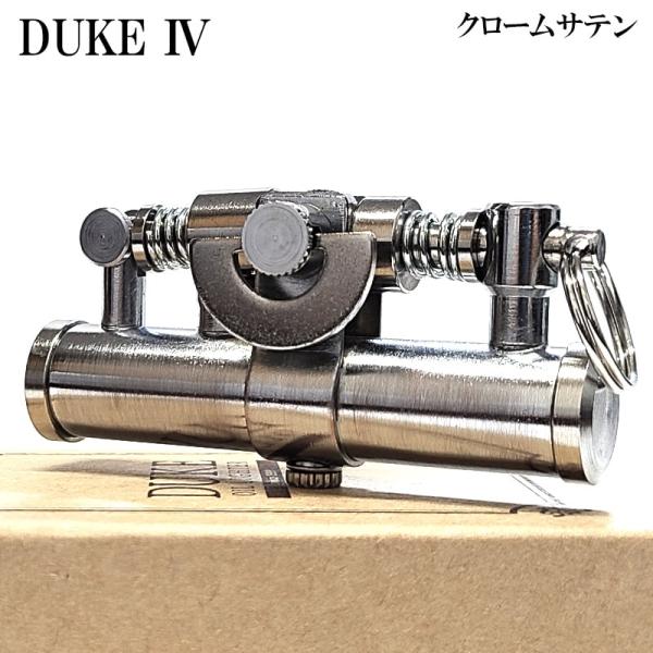 【DUKE4 クロームサテン】1999年に誕生したデュークオイルライターが今季リニューアル！今も愛される洗練されたデザインが魅力。職人の技が光るサスペンション式の筒型真鍮製オイルライター。一見、どうやって火をつけるか分からないようなレトロな...