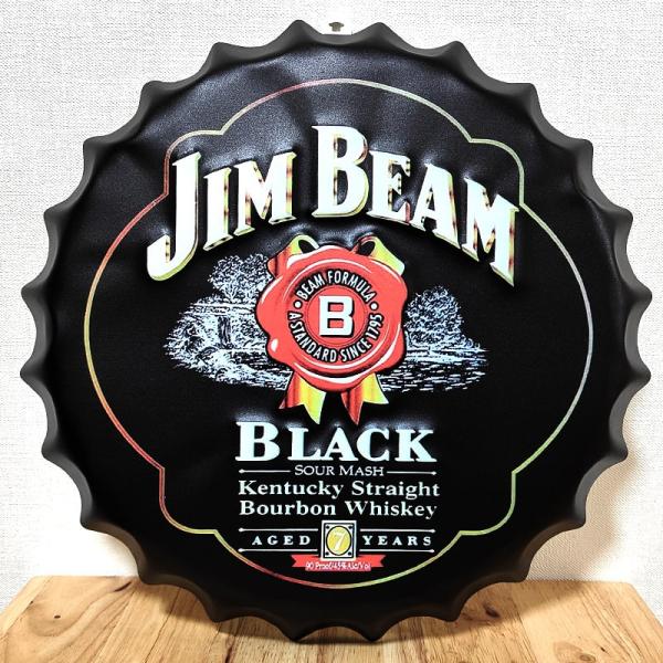 「ビアーキャップ エンボスプレート ”JIM BEAM BLACK”」ウイスキーでお馴染みのジム・ビームデザインのボトルキャップ型ブリキ看板です！ロゴ部分はエンボス加工により立体感のあるおしゃれな仕上がり。-アメリカンブリキ看板とは-かつて...