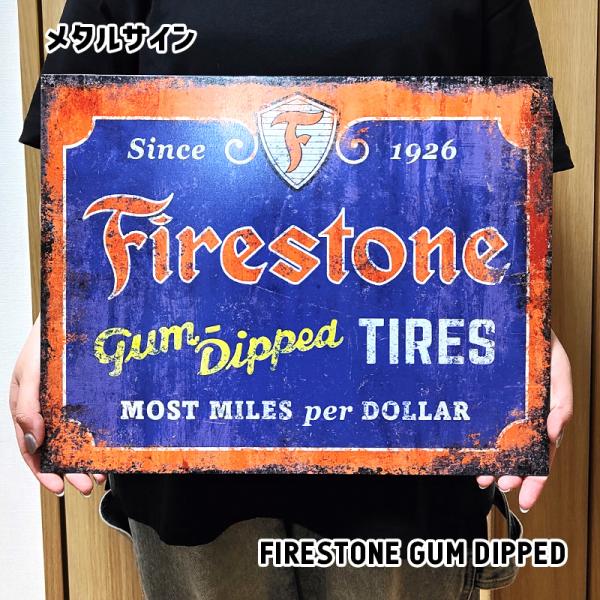 「メタルサイン “FIRESTONE GUM-DIPPED”」フォードの純正タイヤとしても有名な老舗タイヤメーカー、ファイアストンのブリキ看板です！アンティークな雰囲気のデザイン！飾るだけでインパクト大です。-アメリカンブリキ看板とは-かつ...