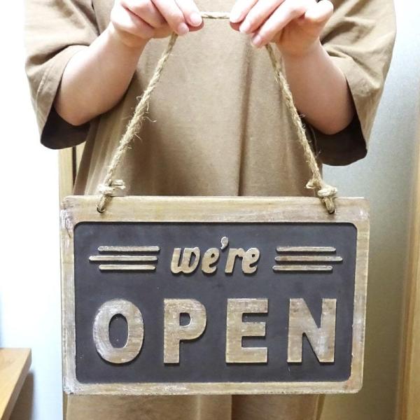 【ウォールプレート 】おしゃれなOPEN &amp; CLOSEDのプレートです。オープンとクローズが両面なのでひっくり返すだけでつかえます！文字周りが凹んでいて、ダークブラウンペイントで加工されています。とても可愛いくナチュラルなテイスト...