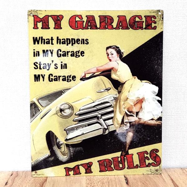 「ブリキ看板 ”MY GARAGE RULES”」アメリカンな車とセクシーな女性のおしゃれなブリキ看板です。お店の飾りにもいかがでしょうか？表面はアンティーク感あるビンテージ加工。傷やサビのデザインが良い味を出しています。これこそオールドア...