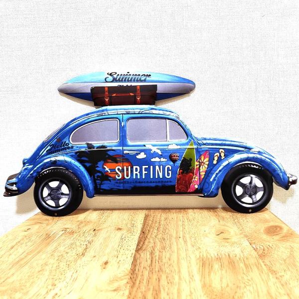 「ブリキ看板 ”SURFING BTL”」サーフボードを乗せたイケてる車のヴィンテージ看板ですインパクトの強いポップなデザインのエンボスプレートです。イラストのままの形にダイカットされたプレートはインパクト絶大！軽量なのでどこでも気軽に飾る...