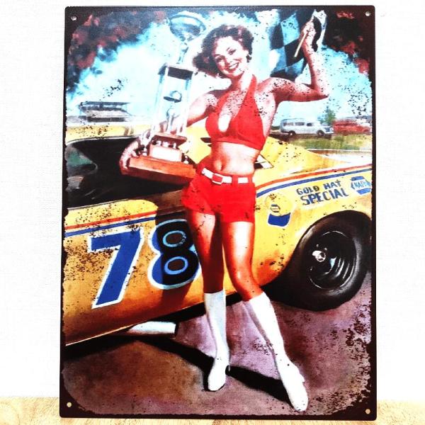 「ブリキ看板 ”The Winner is 78”」セクシーな女性がかっこいいおしゃれなブリキ看板です。お店の飾りにもいかがでしょうか？表面はアンティーク感あるビンテージ加工。傷やサビのデザインが良い味を出しています。これこそオールドアメリ...