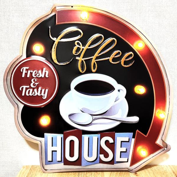 【アンティークエンボスプレート”Coffee HOUSE”】アメリカの喫茶店の入り口に飾られてそうな、レトロでおしゃれなブリキ看板です。大きめなサイズでインパクトは抜群！表面はアンティーク感あるビンテージ加工。傷やサビのデザインが良い味を出...
