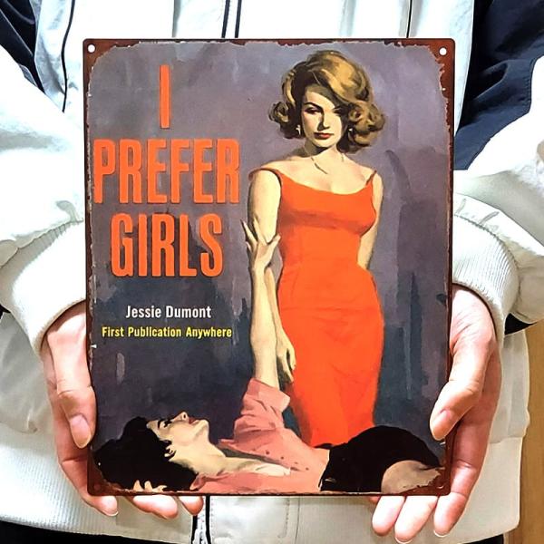 「アンティークメタルプレート I PREFER GIRLS」アメリカンなジョークが効いたレトロなメタルプレート。どこか懐かしく、心くすぐるアメリカンテイストのグラフィックが印刷されたメタルプレート。壁に飾るだけで、空間がちょっと“映画のワン...