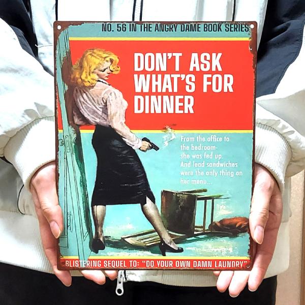 「アンティークメタルプレート DON'T ASK WHAT'S FOR DINNER」アメリカンなジョークが効いたユーモアたっぷりのメタルプレート。どこか懐かしく、心くすぐるアメリカンテイストのグラフィックが印刷されたメタルプレート。壁に飾...