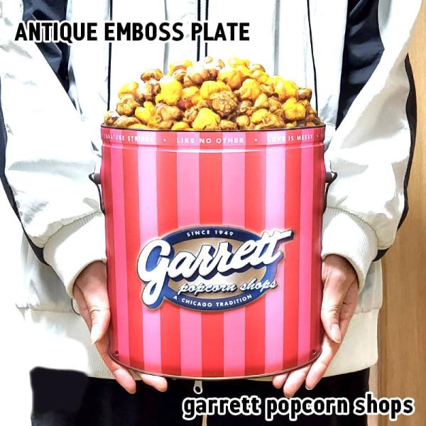 「アンティークエンボスプレート garrett popcorn shops」ポップコーンのレトロで甘い空気感を演出するメタルプレート。オシャレなデザインにエンボス加工を施されたプレートです。錆びた感じもアンティークな感じもgood。壁掛け用...