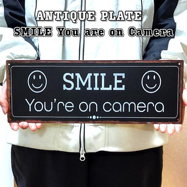 「アンティークメタルプレート SMILE You are on Camera」アメリカのリアルな街角感を再現したアンティーク風メタルプレート。どこか懐かしく、心くすぐるアメリカンテイストのグラフィックが印刷されたメタルプレート。錆びた質感が...