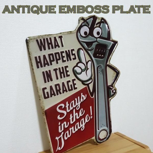 「ヴィンテージ風”STAYS IN THE GARAGE"壁掛け看板」可愛いレンチのキャラクターが目を引くデザインブリキ看板アメリカン好きにはたまらないデザインです。アンティーク調でとてもおしゃれです。表面はアンティーク感あるビンテージ加工...