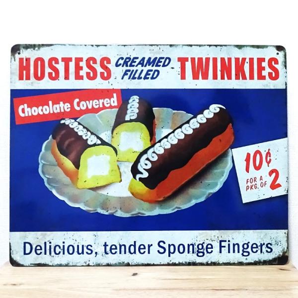 「メタルサイン ”Hostess Twinkies”」アメリカの古いカフェやバーに貼っていそうなブリキ看板。美味しそうなスイーツがデザインされたおしゃれな一品です。表面はアンティーク感あるビンテージ加工。傷やサビのデザインが良い味を出してい...