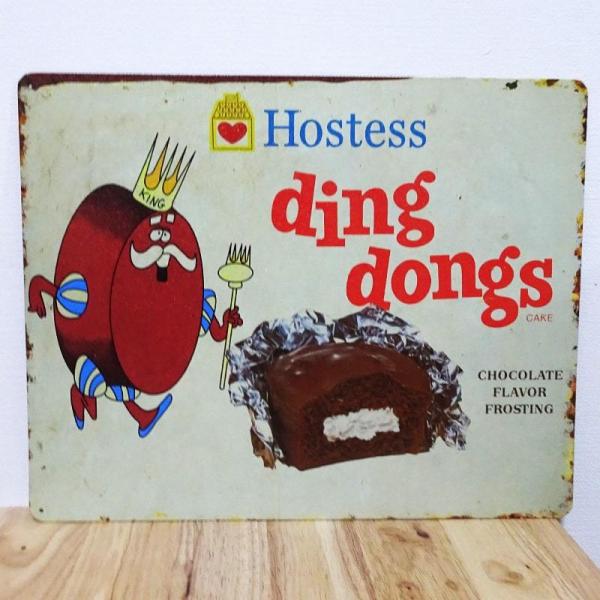 「ブリキ看板 ”Hostess Ding Dongs”」チョコレートケーキと可愛い王様のマスコットキャラクターがとってもかわいいブリキ看板です！-アメリカンブリキ看板とは-かつてアメリカ各地の街角や店頭で宣伝広告用として実際に飾られていた看...