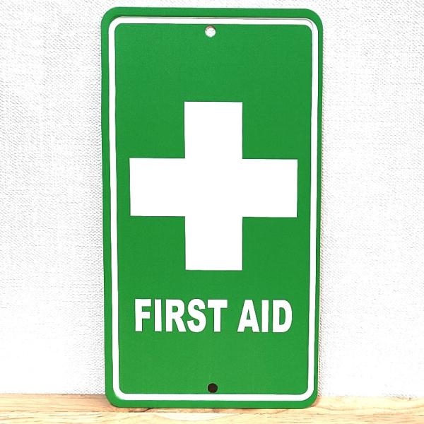 「アルミニウム メッセージプレート FIRST AID」アルミの板にプリントしたメッセージサインです。『応急処置』の意味を表すFIRST AIDの文字がシンプルでおしゃれなデザイン。アルミ製なので錆ず、また軽いので飾りやすいですよ！左右に穴...