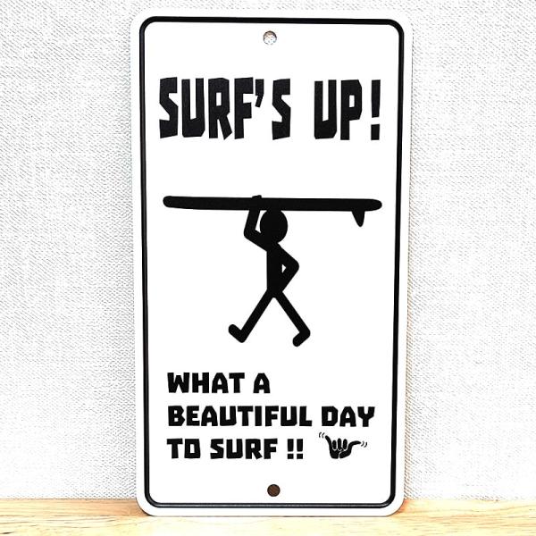 「アルミニウム メッセージプレート SURF’S UP！」サーフィンの準備ができたというメッセージが書かれたハワイアンなプレートです。アルミ製なので錆ず、また軽いので飾りやすいですよ！上下に穴が空いているので取り付け時に便利です。-アメリカ...
