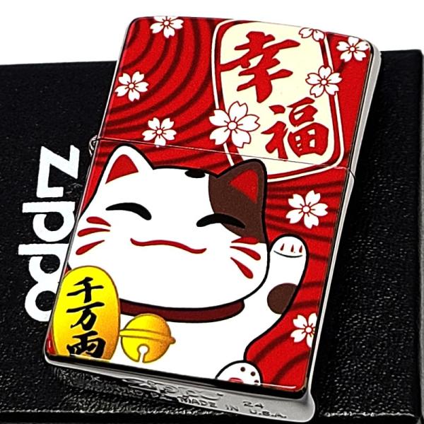 【幸福 招き猫 ZIPPO】持っているだけで幸福が訪れそうなジッポーライター！レギュラーベースの本体に鮮やかな色合いで『幸福』の文字と招き猫の姿がデザインされています。左手を挙げている招き猫は人やお客、良縁を招くとされており、白色の招き猫は...