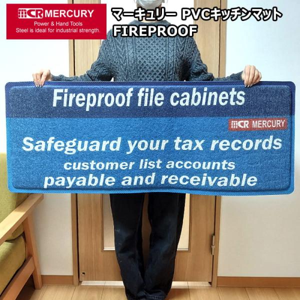 「マーキュリー PVCマット FIREPROOF」キッチンに敷くだけで雰囲気が変わる、マーキュリーのアメリカンなキッチンマットです！水や汚れに強いPVC素材で、料理中の油ハネや水しぶきもサッと拭くだけでお手入れ簡単。毎日の家事がちょっとラク...