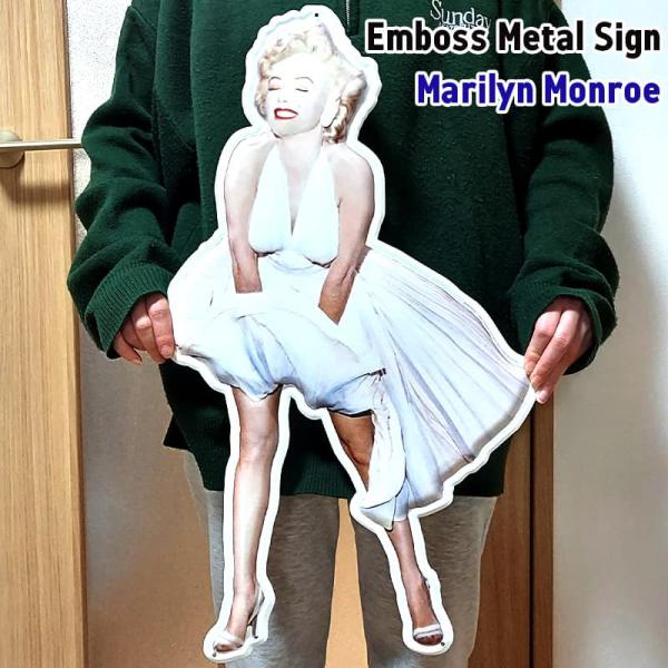 「ダイカットエンボスメタルサイン 」ハリウッドが生んだ映画スターの大型のブリキ看板です！レトロ感溢れるおしゃれなデザイン！たなびくスカートが躍動感たっぷりで 飾るだけでインパクト大です。-アメリカンブリキ看板とは-かつて20世紀半ば経済発展...