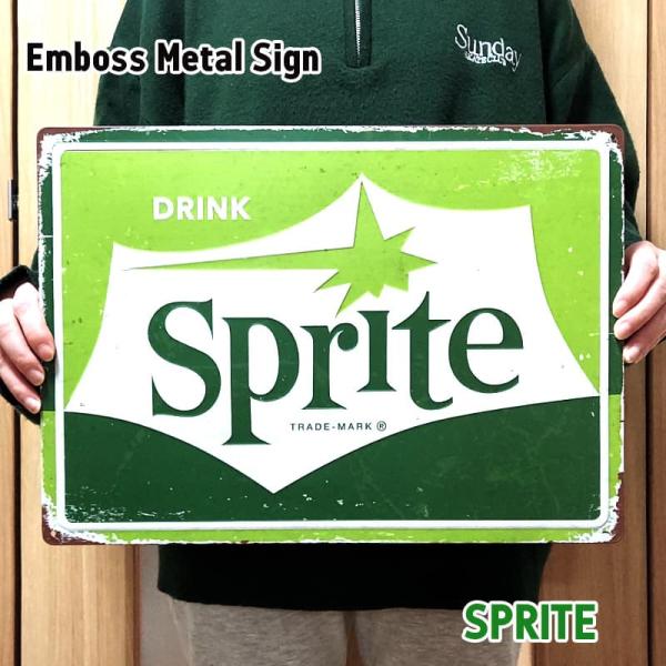 「エンボス メタルサイン Sprite」飾るだけでアメリカンな空間に！大人気スプライトのアメリカンレトロなブリキ看板です。エンボス加工されているので表面が凸凹としていて立体感があります♪-アメリカンブリキ看板とは-かつて20世紀半ば経済発展...