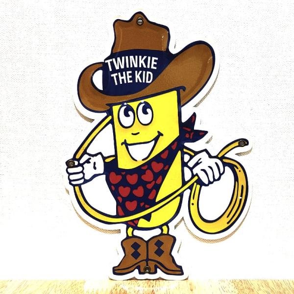 「ミニエンボスメタルサイン COWBOY」アメリカのお菓子メーカー・Hostessのマスコットキャラクター「Twinkie the Kid」の形をした可愛いブリキ看板です。エンボス加工により、立体的に見えるおしゃれな仕上がり。小さくて軽量な...