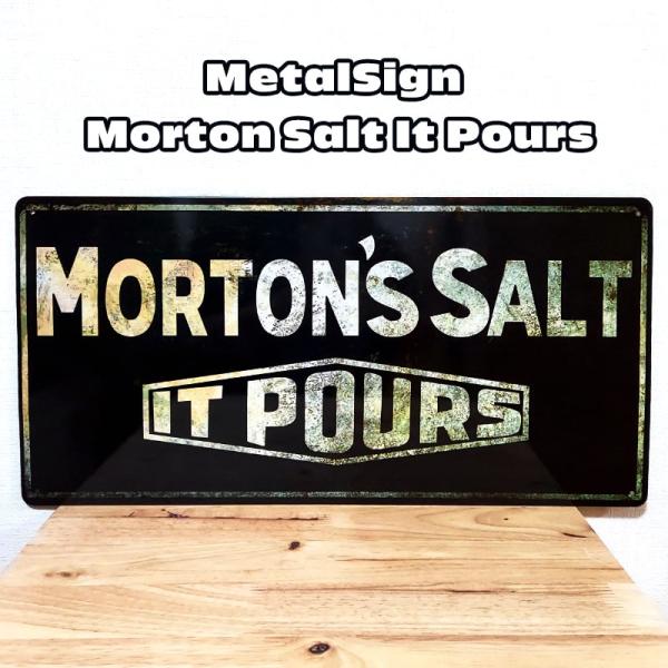 「メタルサイン ”Morton Salt It Pours”」アメリカを代表する塩のメーカー「モートンソルト」のブリキ看板です！企業ロゴとスローガンでもある「It Pours」の文字が大胆にデザインされており、その存在感は圧倒的です。まるで...