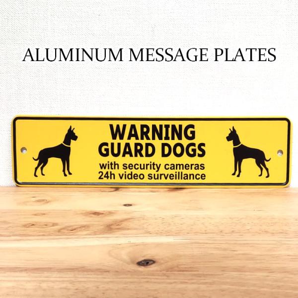 「アルミニウム メッセージプレート　WARING GUARD DOGS」アルミの板にプリントしたメッセージサインです。わかりやすい番犬のピクトグラム付きで、シンプルかつおしゃれなデザイン。アルミ製なので錆ず、また軽いので飾りやすいですよ！左...