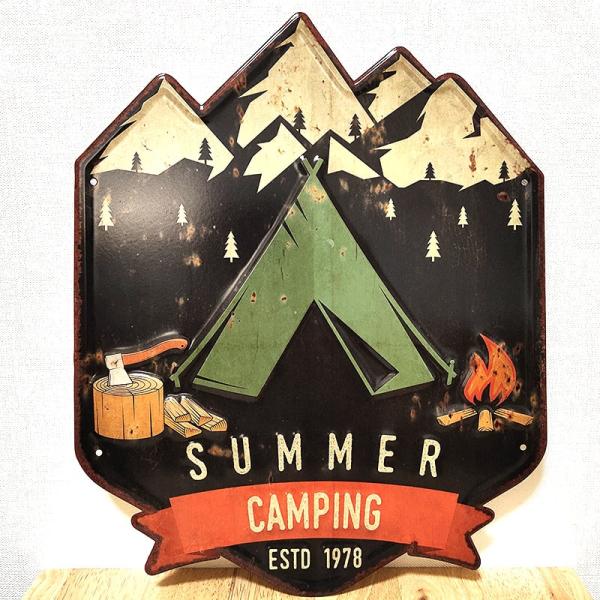 【ブリキ看板 ”SUMMER CAMPING”】珍しい形をしたアンティーク感たっぷりのブリキ看板です。焚火やテントなどキャンプ好きにおすすめなデザインです。表面はアンティーク感あるビンテージ加工。傷やサビのデザインが良い味を出しています。こ...