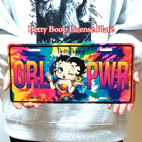 「ライセンスプレート Betty Boop タイダイ」ベティちゃんのかわいいティンプレートライセンスプレートです！エンボス加工が施されており立体的に見えるおしゃれな仕上がり。アルミ製なので錆ず、また軽いので飾りやすいですよ！四方に穴が空いて...