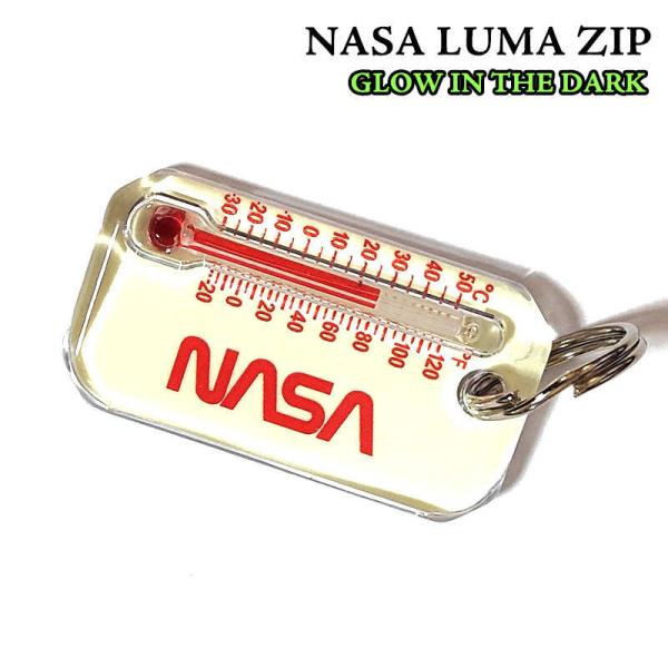「NASA LUMA ZIP GLOW IN THE DARK」NASAの蓄光温度計キーチェーンです。暗闇で光るGLOW IN THE DARK(蓄光)仕様になっています。フロント面には摂氏・華氏表示が付いた液体温度計、 バック面には体感温...