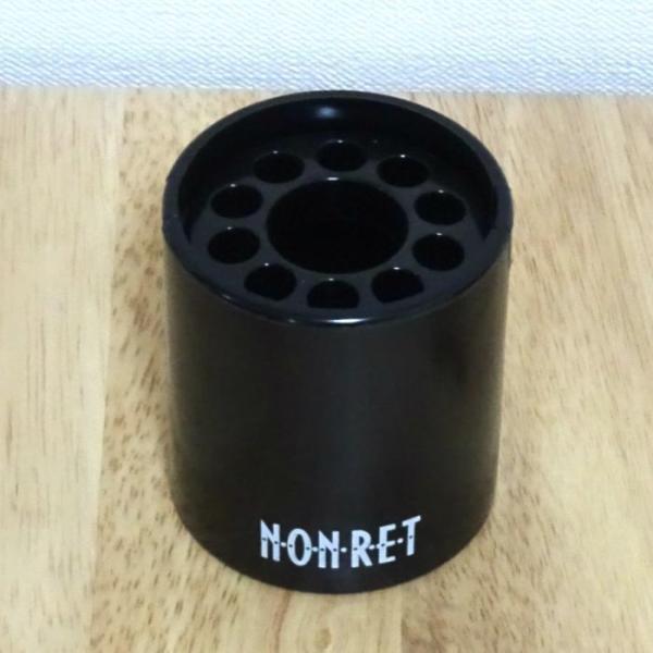 「卓上灰皿 ノンレット(小) ブラック」煙の出ない灰皿として人気の「ノンレット」燃えさしからの無駄な煙をカット。穴に軽く入れるだけで煙が止まり、そのまま差しておけば火も自然と消えます。クリーンでとても安全な灰皿です。愛煙者へのちょっとしたプ...