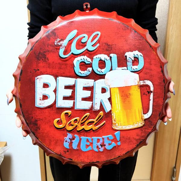 「王冠 エンボスサイン “BEER”」おしゃれなボトルキャップ型エンボスサインです。レトロな雰囲気漂うビールデザインです！ボトルキャップ型にダイカットされたプレートはインパクト絶大！程良いエイジング加工とエンボス加工もいい感じです！壁掛け用...