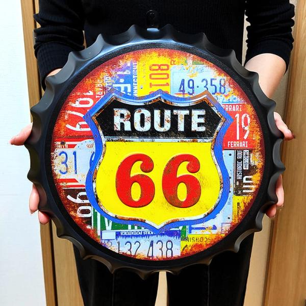 「ブリキ看板 王冠 ”Route66”」アメリカンなRoute66デザインのボトルキャップ型エンボスサインです。壁掛け用の穴が付いており、壁掛けも立てかけもOK！！インパクトの強いポップなデザインのエンボスプレートです。ボトルキャップ型にダ...