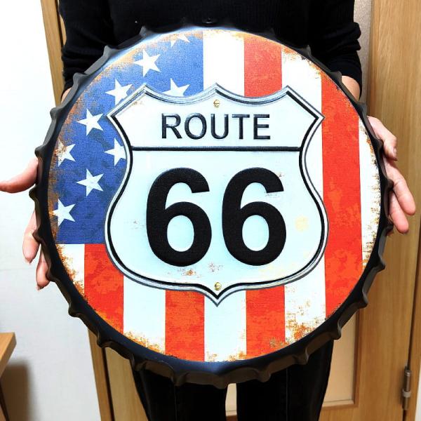 「王冠 エンボスサイン “Route66 ”」アメリカンなボトルキャップ型エンボスサインです。レトロな雰囲気漂う星条旗の配色にROUTE66のロゴがデザインされたおしゃれな看板です！ボトルキャップ型にダイカットされたプレートはインパクト絶大...
