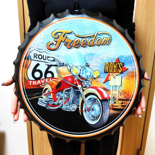 「王冠 エンボスサイン “Route66 ”」アメリカンなボトルキャップ型エンボスサインです。レトロな雰囲気漂うルート66とおしゃれなバイクのデザインです！ボトルキャップ型にダイカットされたプレートはインパクト絶大！程良いエイジング加工とエ...