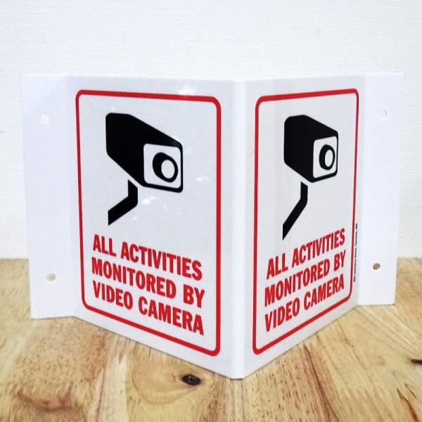 「サインボード ”PROJECTING SIGN VIDEO CAMERA”」PROJECTING SIGNはアメリカのオフィスや店舗で使用されている立体的な看板で、お店の万引き防止サインなどに用いられています。 折れ曲がっているので、どの...