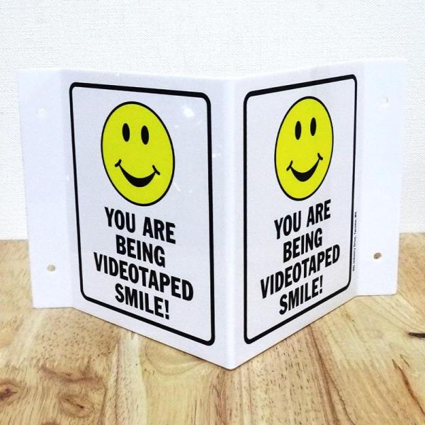 「サインボード ”PROJECTING SIGN SMILE”」PROJECTING SIGNはアメリカのオフィスや店舗で使用されている立体的な看板で、お店の万引き防止サインなどに用いられています。 折れ曲がっているので、どの角度からも見や...