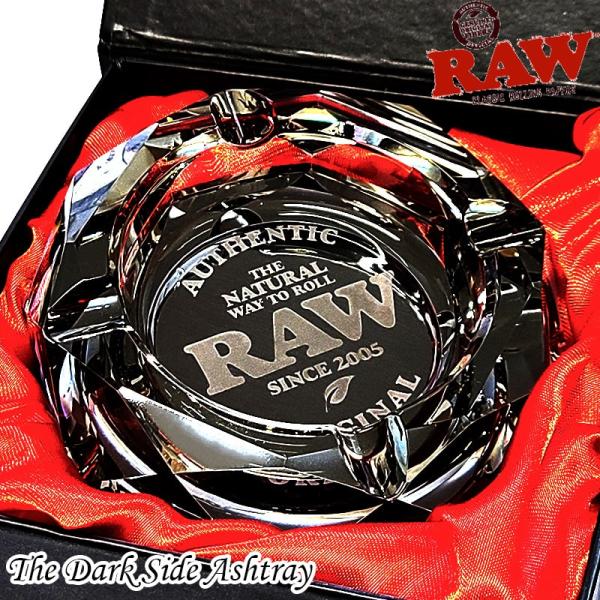 「RAW ダークサイドグラスアシュトレー」シックなクリアブラックのガラス灰皿です。ずっしりと重く高級感があります。灰皿の底部分にはフェルト生地が貼り付けられています。タバコ愛好家必見のアイテムです。高級感のある専用ボックスに入っており、ギフ...