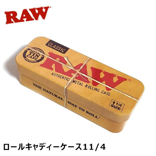 「RAW ロールキャディケース 1 1/4」RAWの1 1/4サイズスリムペーパーが収納できるメタルケースです。メタルケースに入れれば箱がつぶれる心配もなく、持ち運びができます。ペーパーはもちろん、フィルター等の手巻きグッズを入れてもOK！...