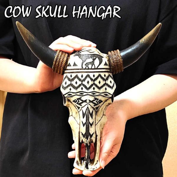 「カウ スカルハンガー」ネイティブデザインモチーフのスカルハンガーです。牛のガイコツを模したタトゥーを施したようなデザインのヴィンテージ風オブジェ。飾るだけでウエスタンな雰囲気を楽しめるおしゃれな壁飾り。大きさや重さもしっかりあり、まるで本...