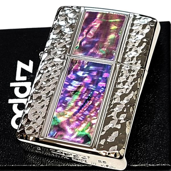 「シェルリューター ブルー ZIPPO」シルバーの本体に、ハンマートーンの加工と輝く天然貝を貼り付けた素敵なZIPPO。見た目は大変美しく煌びやかなデザインで、天然のシェルを使用しているため、天然貝の輝きは同じ模様は１つとして存在しません。...