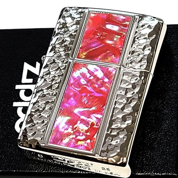 「シェルリューター ピンク ZIPPO」シルバーの本体に、ハンマートーンの加工と輝く天然貝を貼り付けた素敵なZIPPO。見た目は大変美しく煌びやかなデザインで、天然のシェルを使用しているため、天然貝の輝きは同じ模様は１つとして存在しません。...