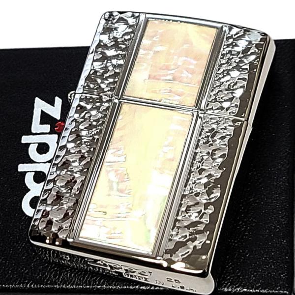 「シェルリューター ホワイト ZIPPO」シルバーの本体に、ハンマートーンの加工と輝く天然貝を貼り付けた素敵なZIPPO。見た目は大変美しく煌びやかなデザインで、天然のシェルを使用しているため、天然貝の輝きは同じ模様は１つとして存在しません...