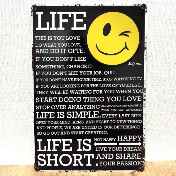 【エンボスティンプレート スマイル ブラック】ウィンクをしたスマイルのワンポイントがかわいいブリキ看板です。飾るだけでお部屋やお店の雰囲気を明るくしてくれます。スマイルやロゴ部分はエンボス加工により立体感のある仕上がり。周りのビンテージ加工...