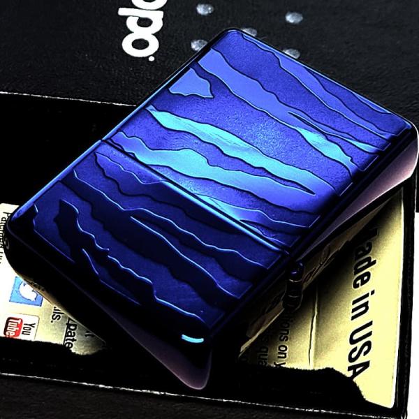 「Titanium Zebra Line ZIPPO」深みのあるブルーチタンコーティングに、ゼブラ柄をエッチング彫刻で立体的に刻み込んだ、存在感あふれるハイグレードモデルです。光の角度によってマットとグロスが交差するように表情を変え、エッチ...